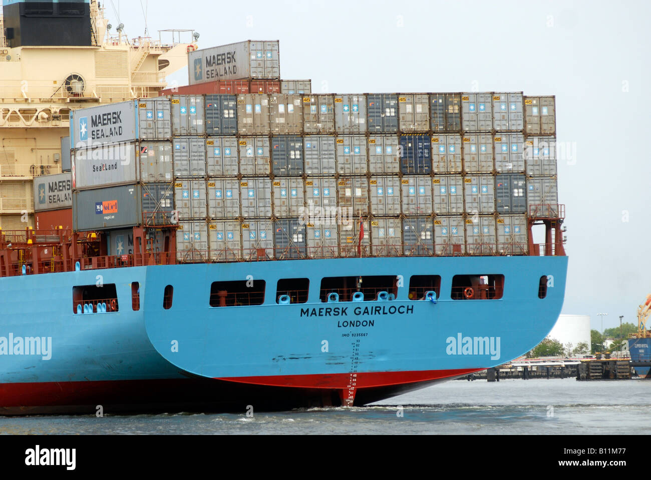 The Maersk Gairloch of the Maersk line leaves port on the Hudson River ...