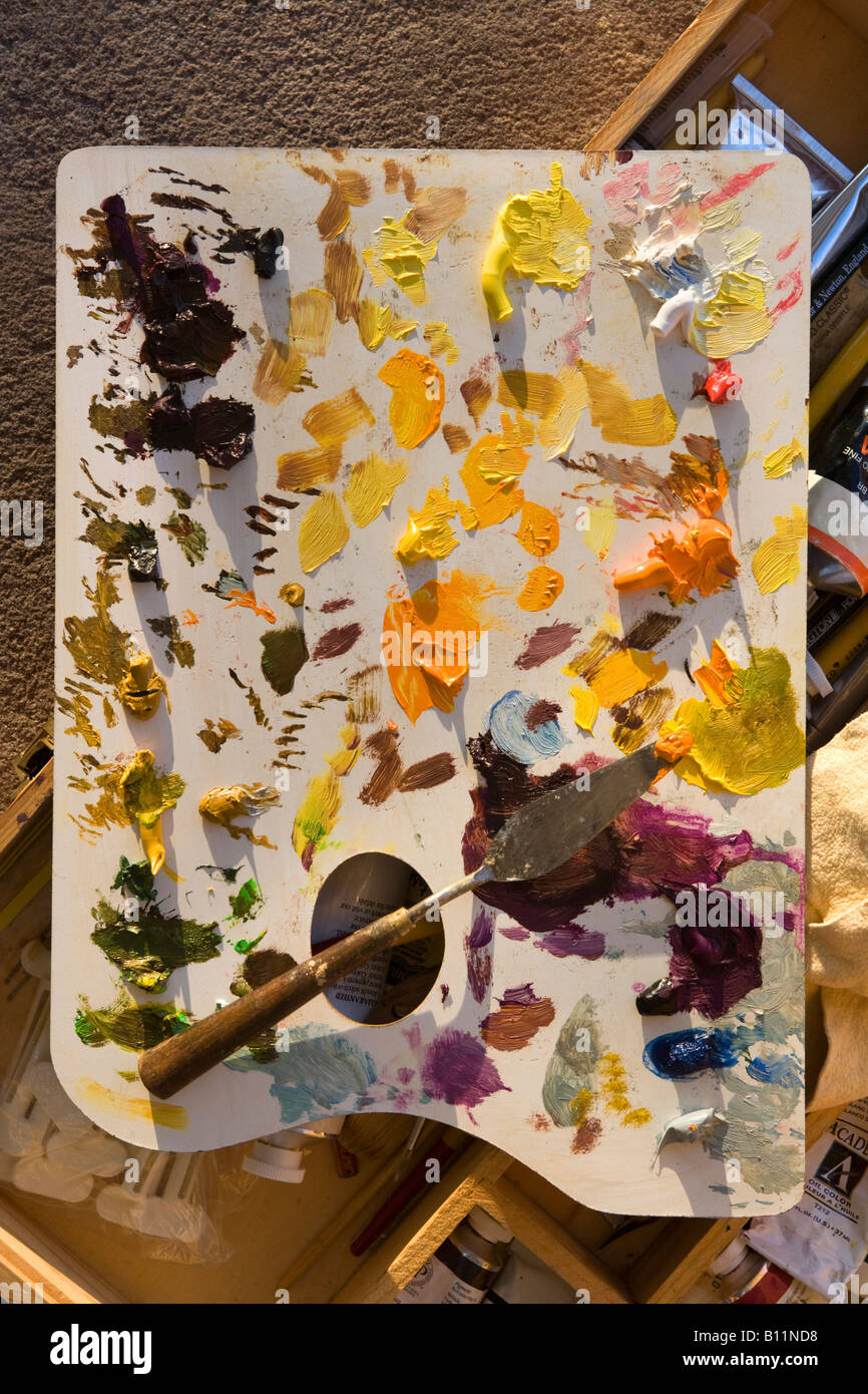 PALETTE KNIFE ON REAL ARTIST PALETTE Stock Photo - Alamy
