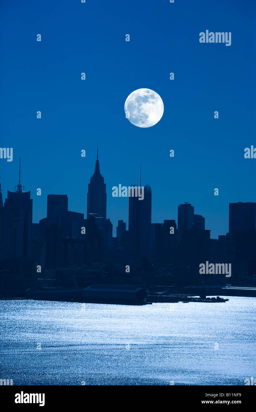 MOONLIT MIDTOWN SKYLINE MANHATTAN NEW YORK USA Stock Photo - Alamy