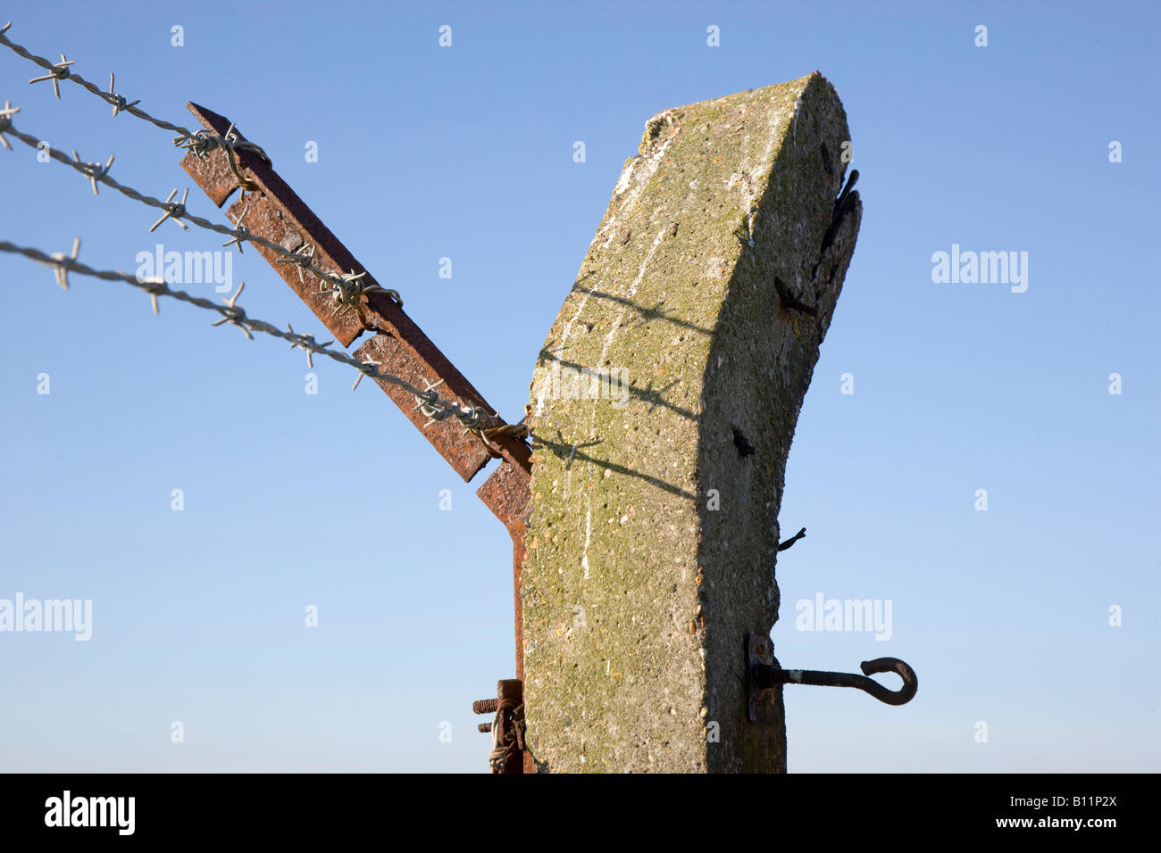 Concrete fence post barbed wire hi-res stock photography and images - Alamy