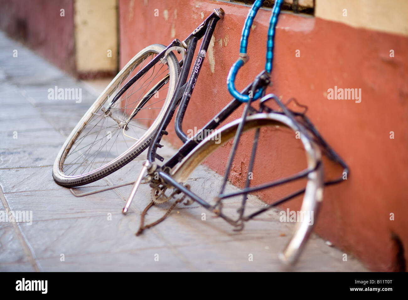 Broken bike secured with a chain, Seville, Spain Stock Photo - Alamy
