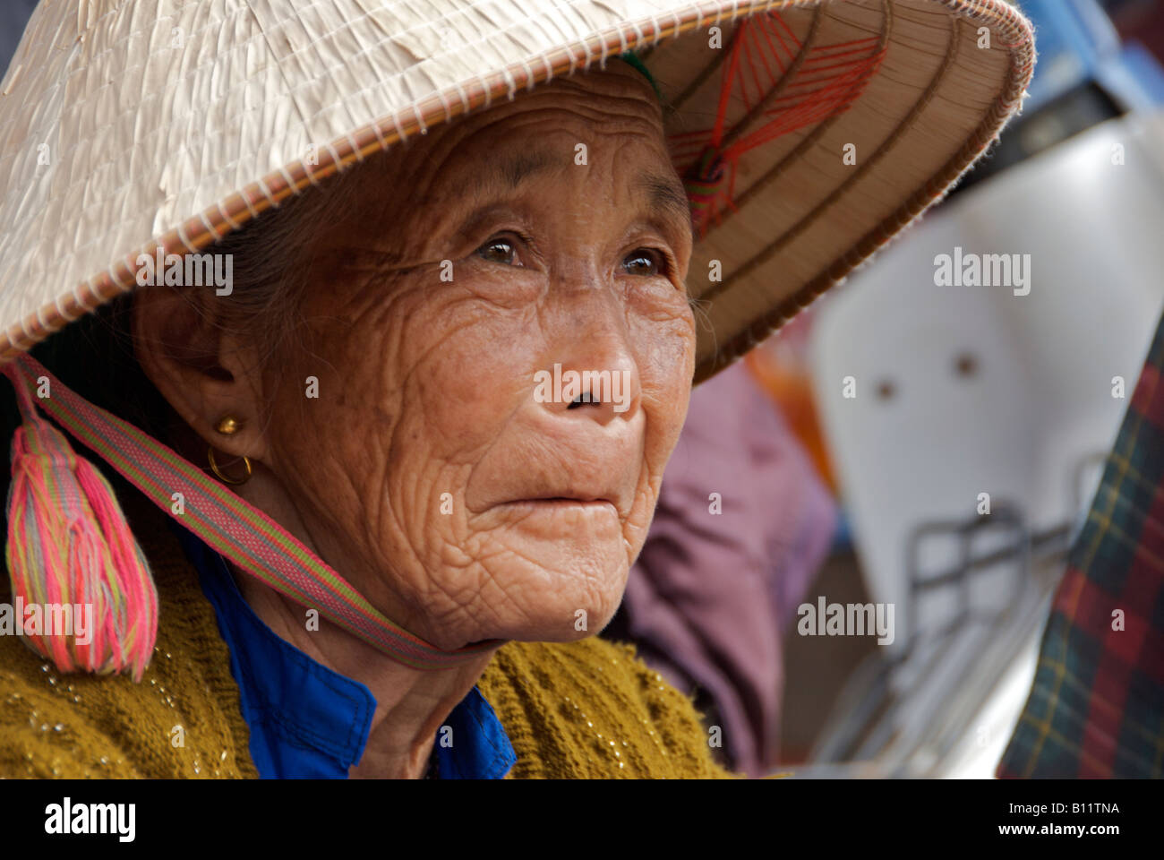 Portrait elderly Flower Hmong woman in straw hat Bac Ha Sunday Market ...