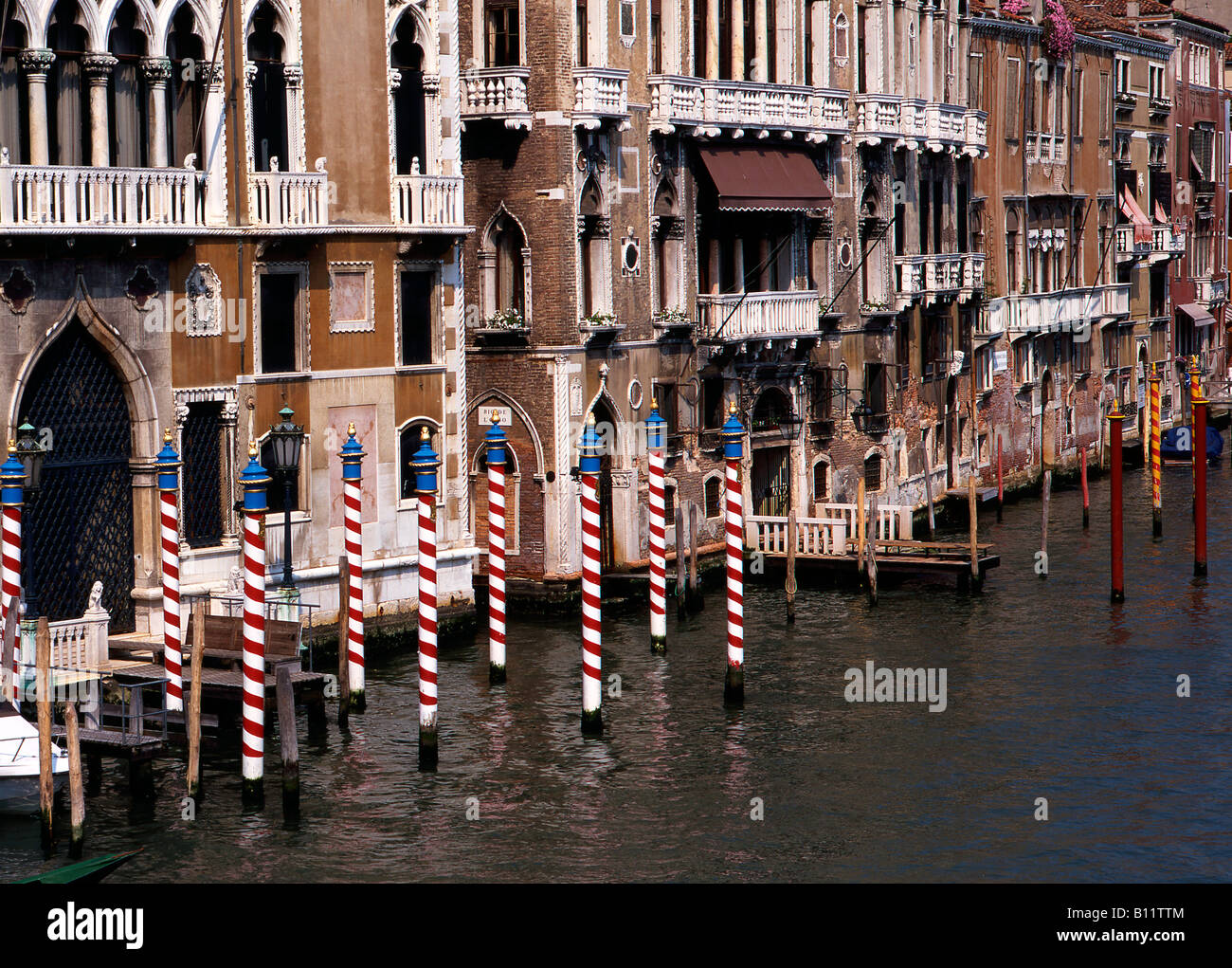 Sinking canal boat hi-res stock photography and images - Alamy