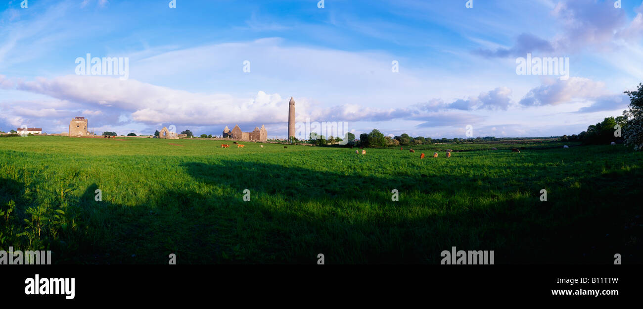 Kilmacduagh abbey hi-res stock photography and images - Alamy