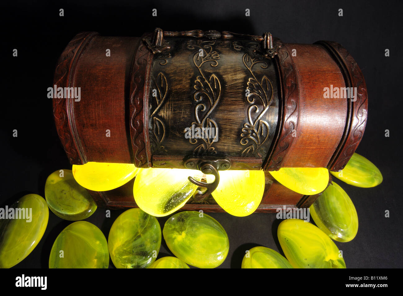 TOP VIEW TREASURE CHEST WITH PRECIOUS STONES STICKING OUT HORIZONTAL ...