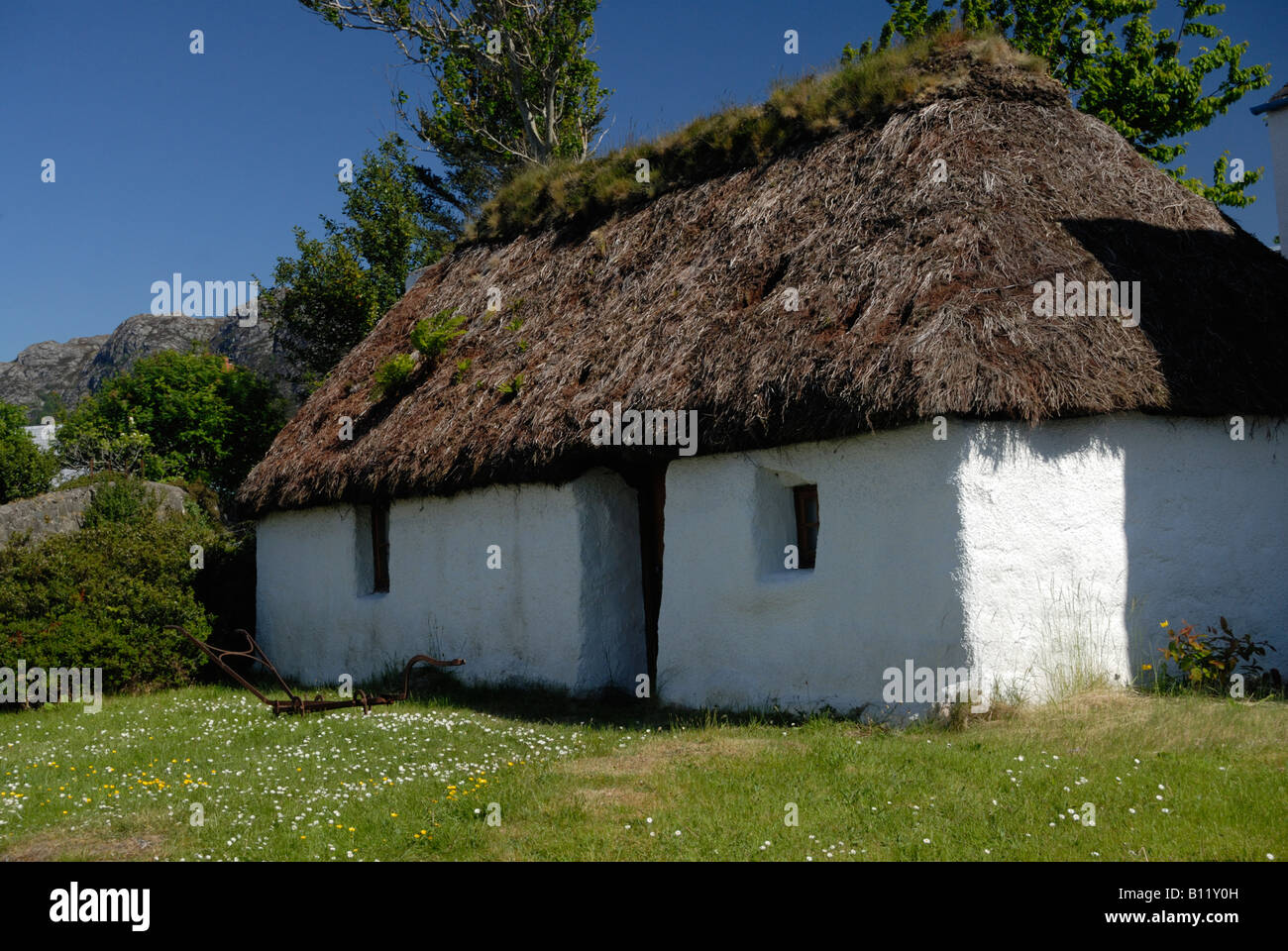Traditional thatched croft cottage hi-res stock photography and images ...