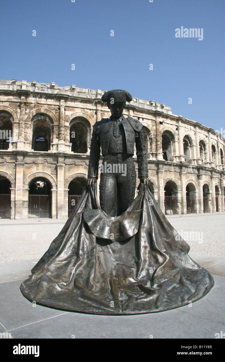 Bullfighter bronze statue at Nimes France colosseum Stock Photo - Alamy