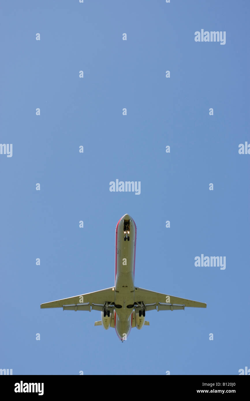 Airplane landing hi-res stock photography and images - Alamy