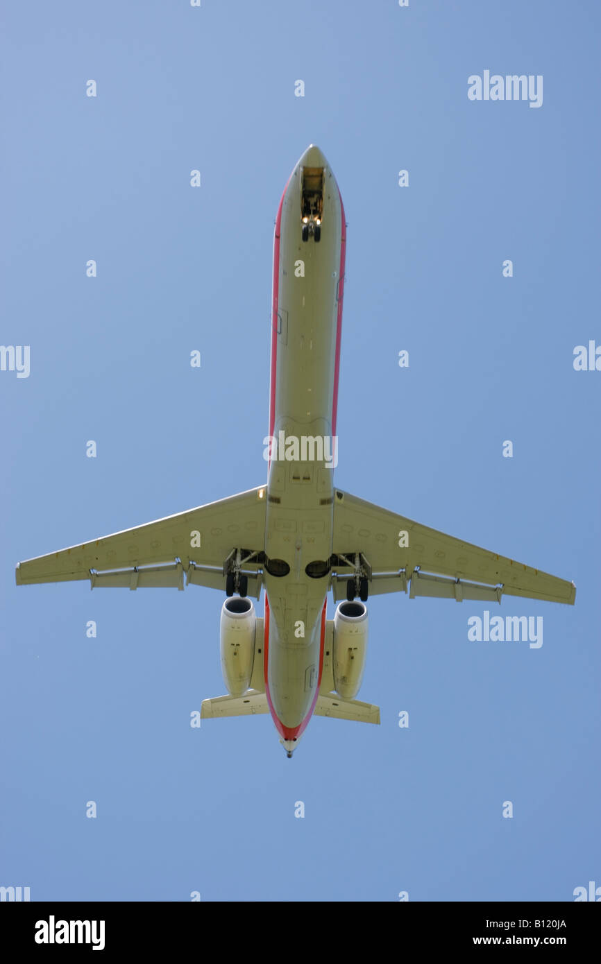 Airplane landing hi-res stock photography and images - Alamy