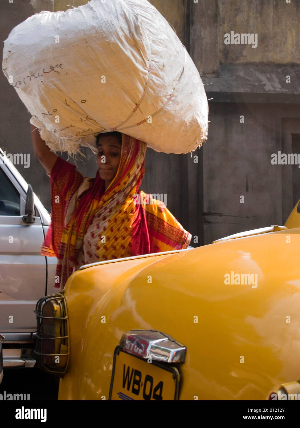 Indian woman carrying a load in Calcutta India Stock Photo - Alamy