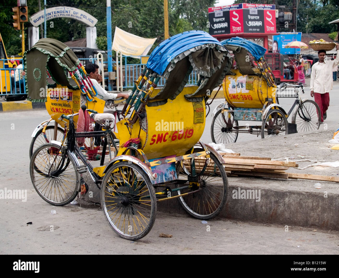 Bicycle rickshaws indian hi-res stock photography and images - Alamy