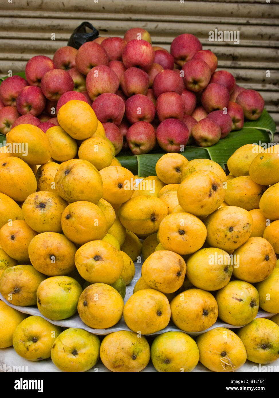 mangoes and apples in Calcutta market Stock Photo - Alamy