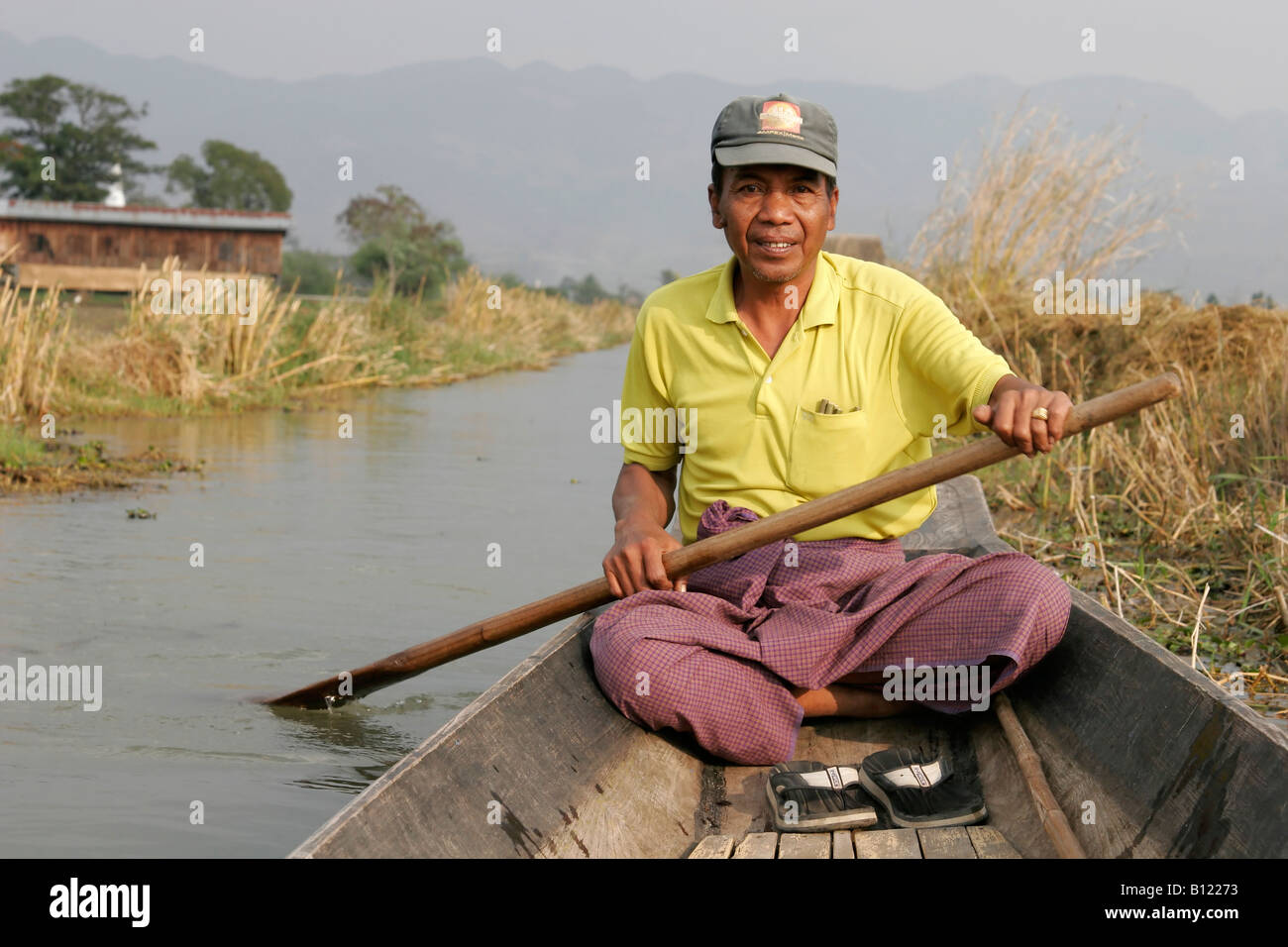 Myanmar burma inle lake boatman hi-res stock photography and images - Alamy