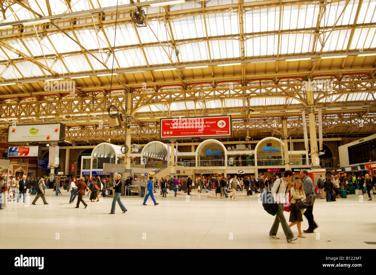 Victoria Railway Station London England Stock Photo - Alamy