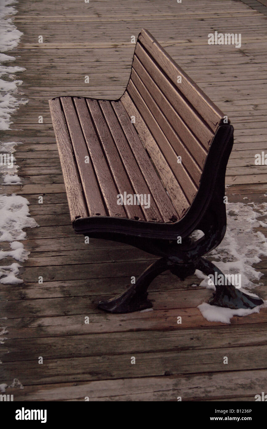 Empty park bench - late fall Stock Photo - Alamy