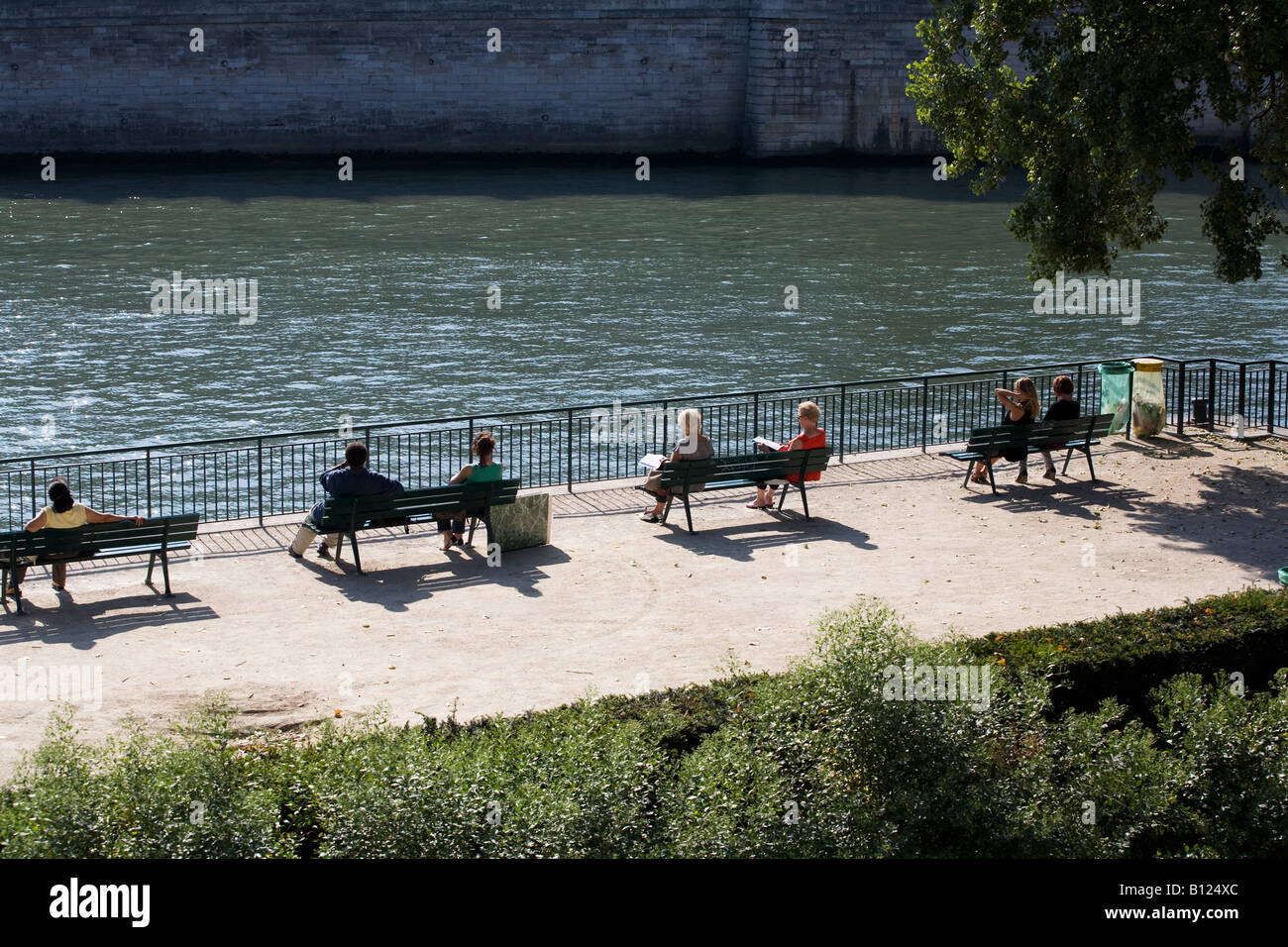 Paris people relaxing along seine hi-res stock photography and images ...