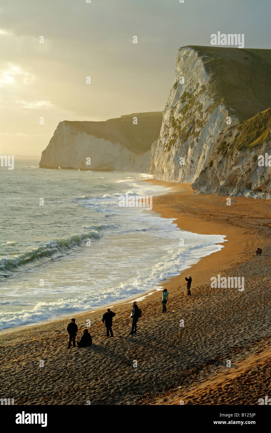 White limestone cliffs along Southern England seaside Stock Photo - Alamy