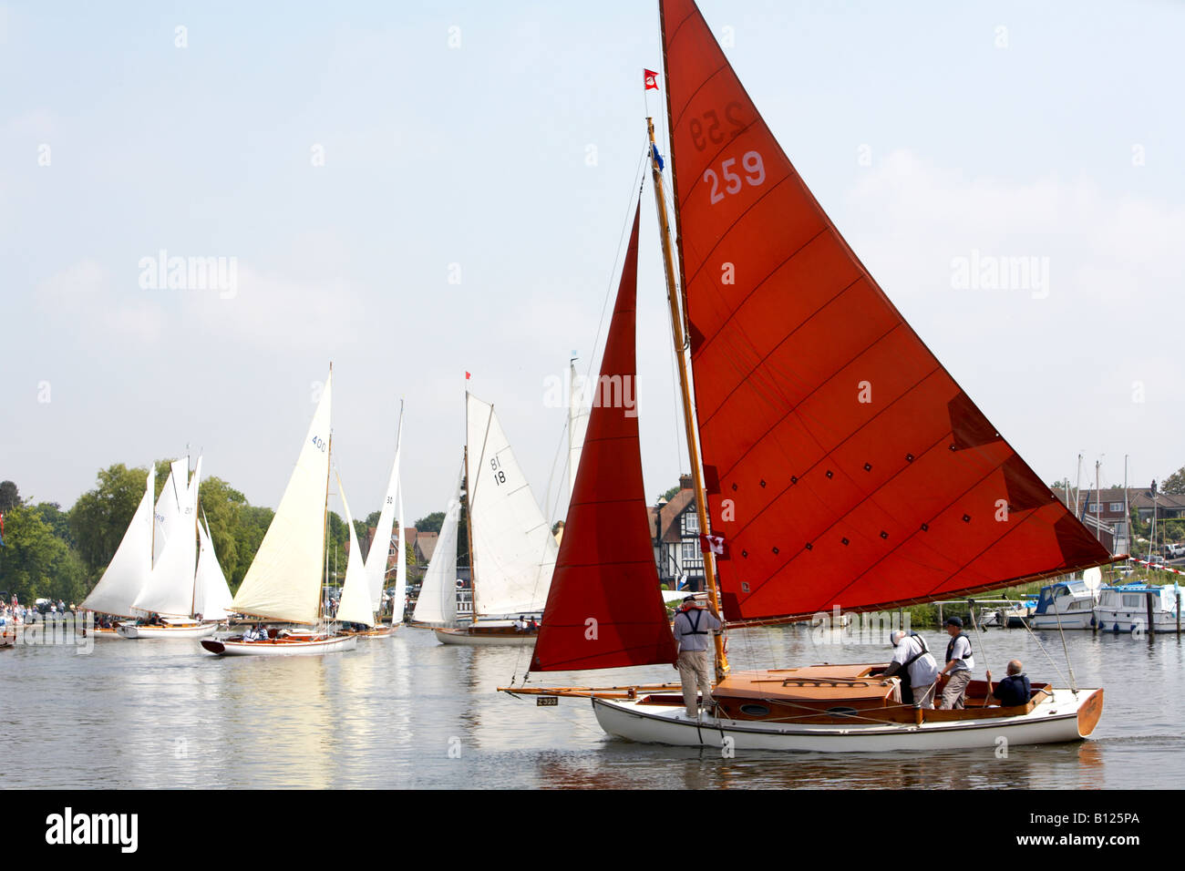 Start boat hi-res stock photography and images - Alamy