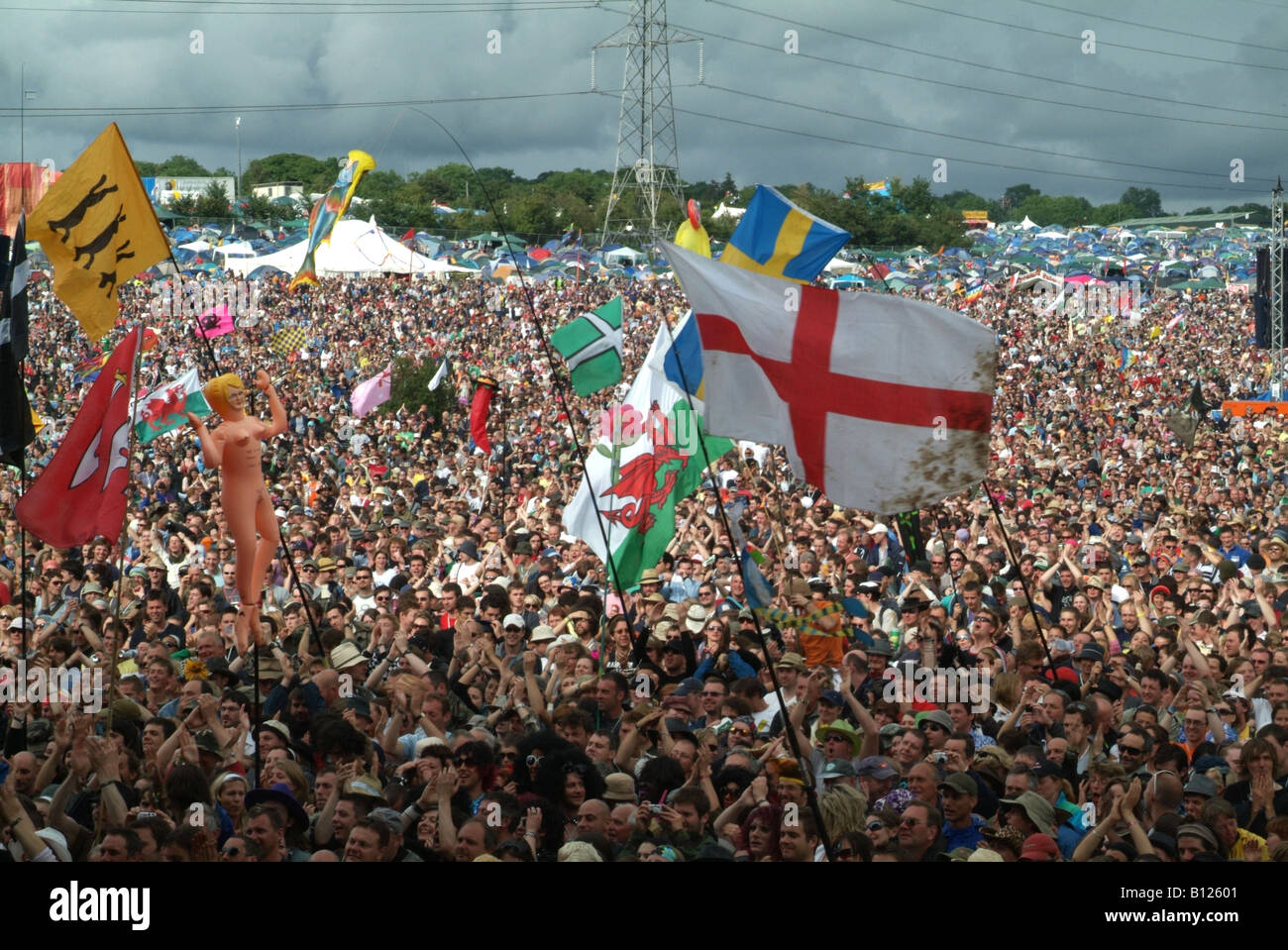 The Crowd at the main Pyramid Stage at Glastonbury Music Festival Stock ...