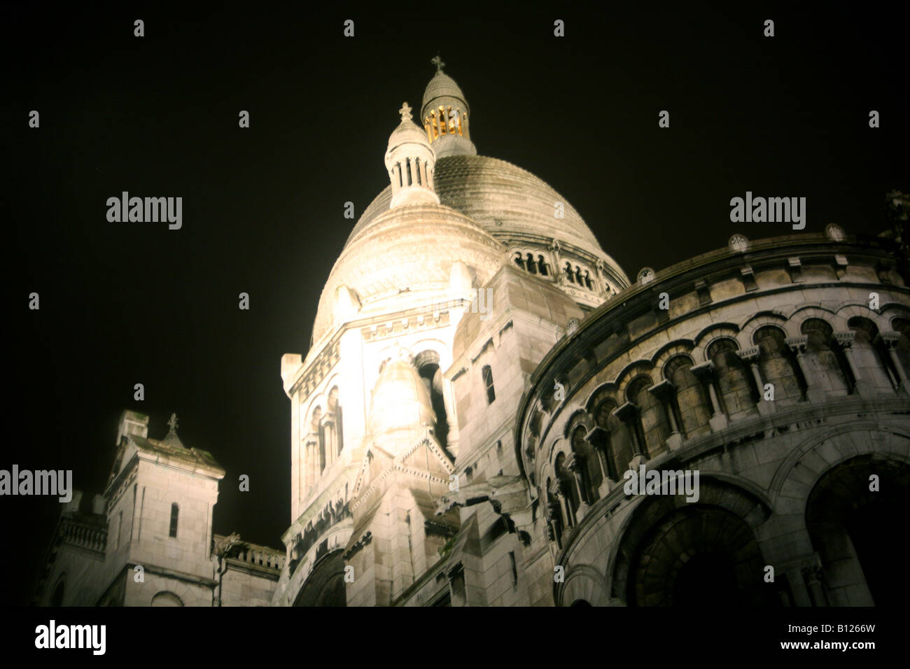 Sacre Coeur church in Paris floodlit at night Stock Photo - Alamy