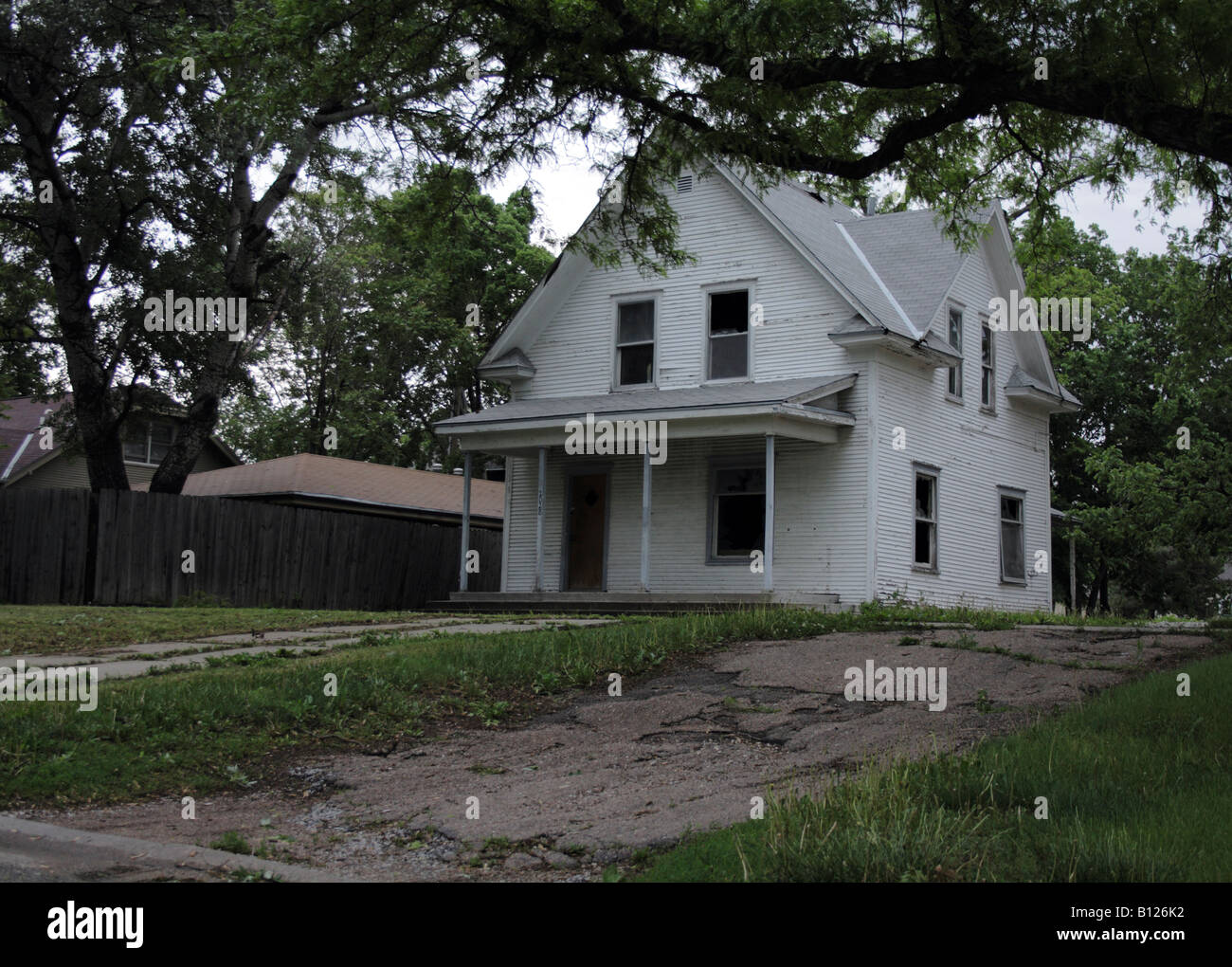 Rundown house hi-res stock photography and images - Alamy