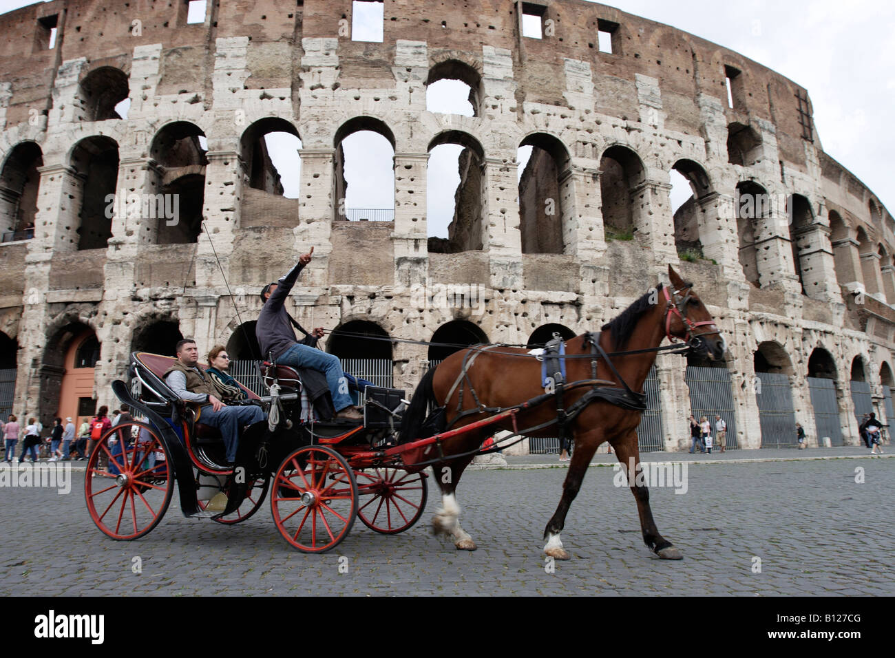 Tourist cart in front of the Colosseo in Rome Stock Photo - Alamy