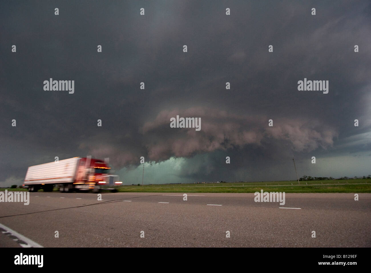 Supercell tornado nebraska hi-res stock photography and images - Alamy