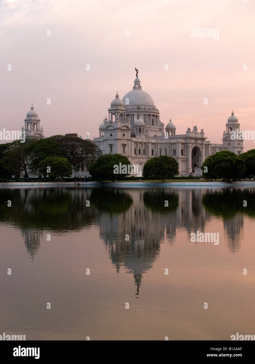 Victoria Memorial reflected at sunset in Calcutta Stock Photo - Alamy