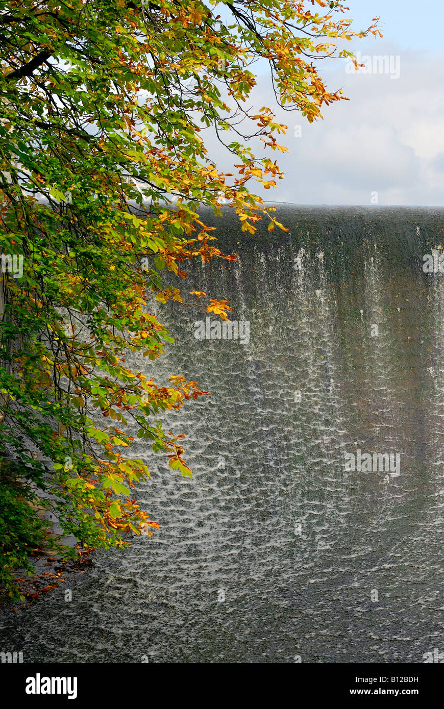 Curved weir hi-res stock photography and images - Alamy