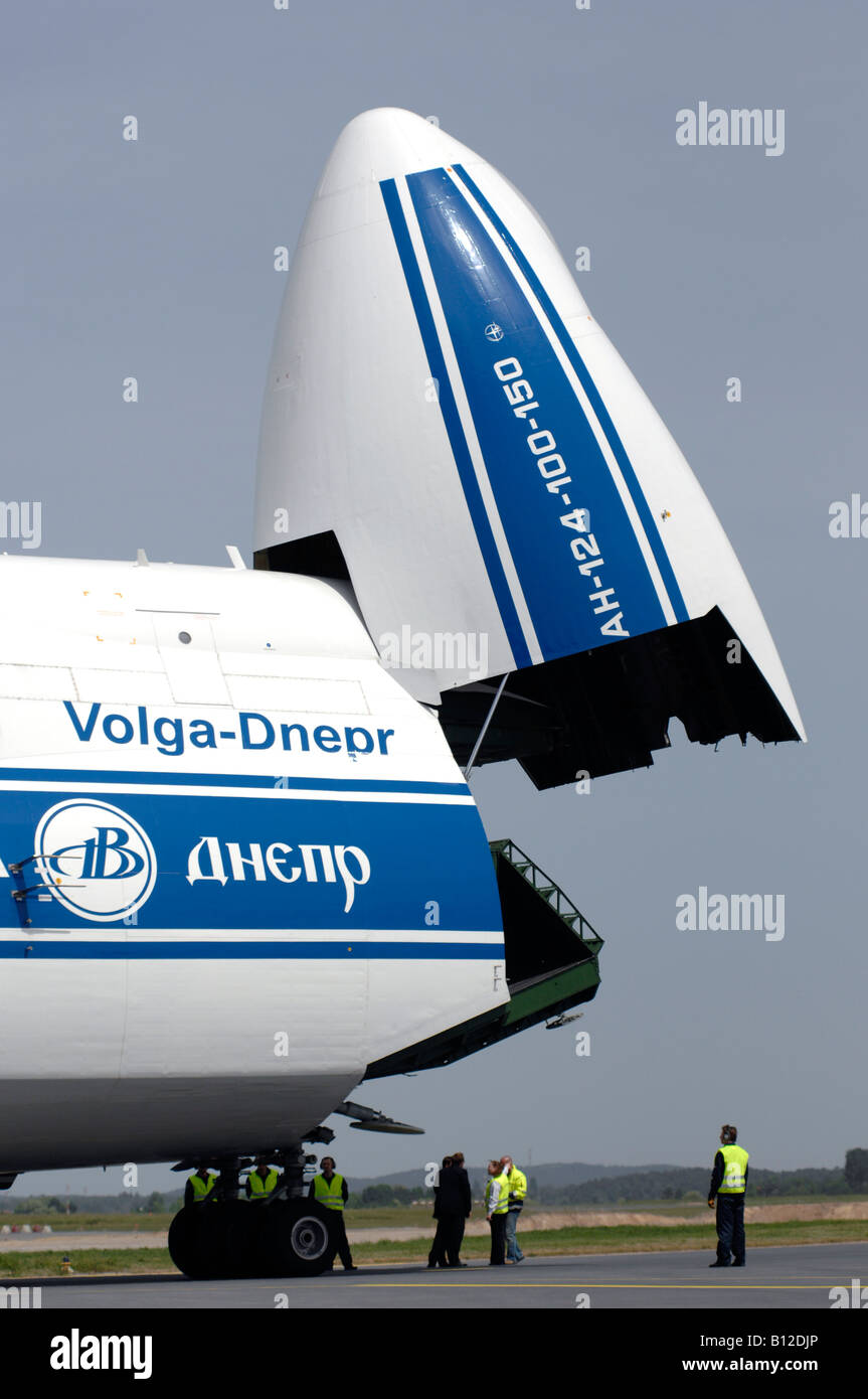 Antonov AN-124 Freighter Stock Photo - Alamy