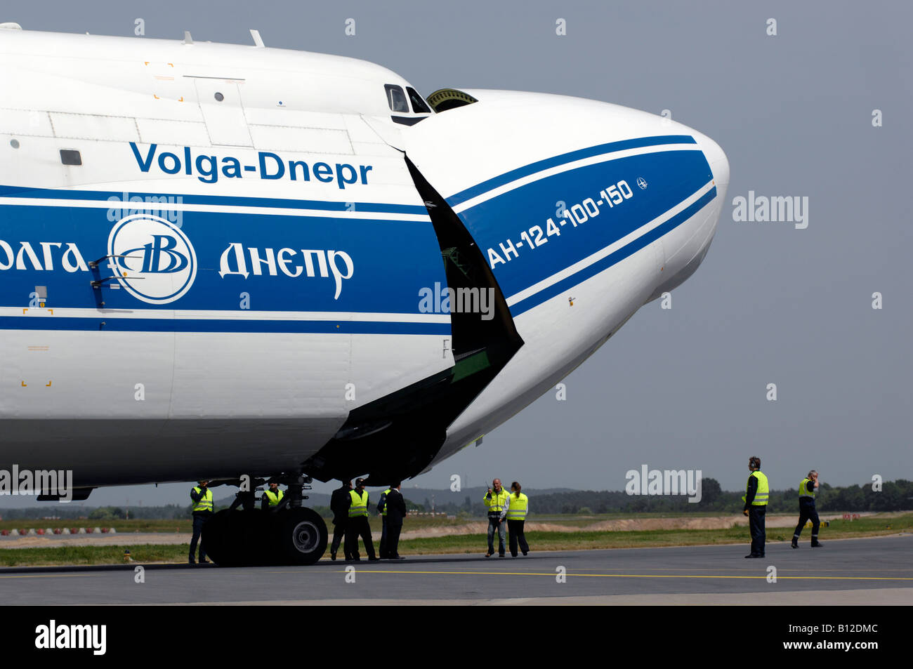 Antonov AN-124 Freighter Stock Photo - Alamy