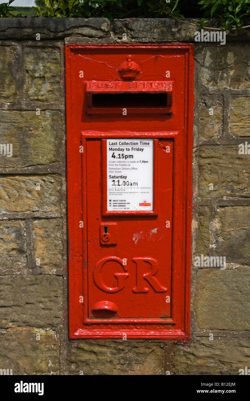 Gr post box hi-res stock photography and images - Alamy