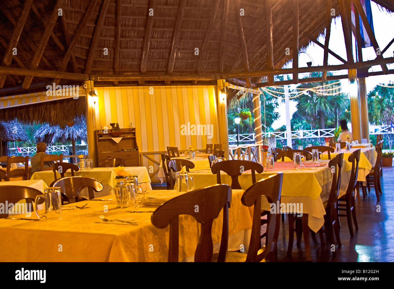 Yellow sunset reflect glass building hi-res stock photography and ...