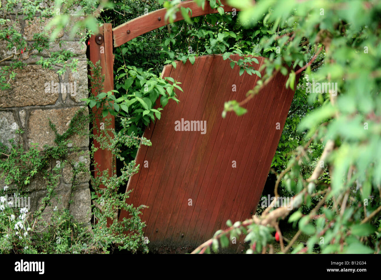 Broken garden gate hi-res stock photography and images - Alamy