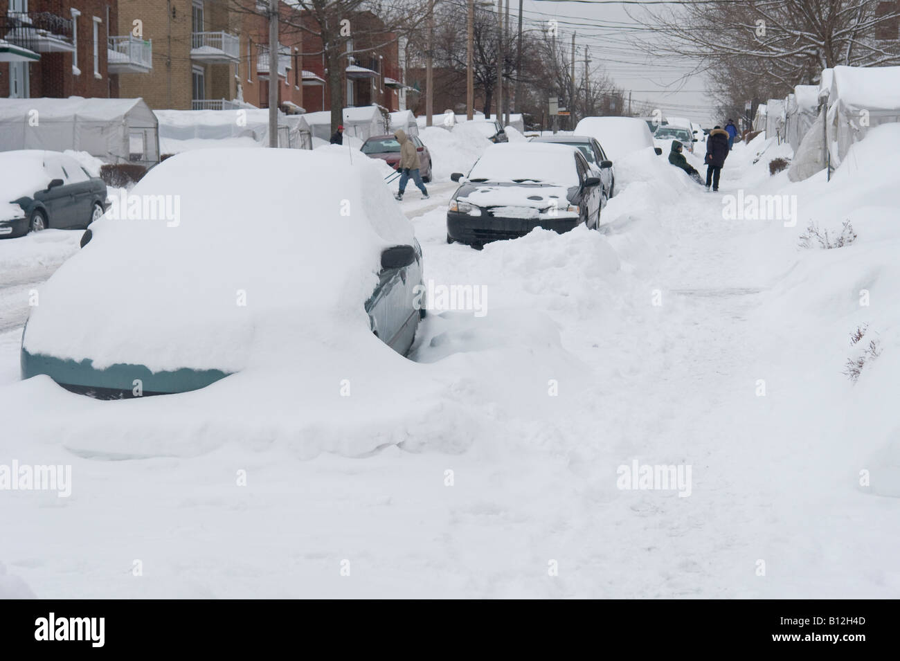 Montreal cars buried covered snow hi-res stock photography and images ...