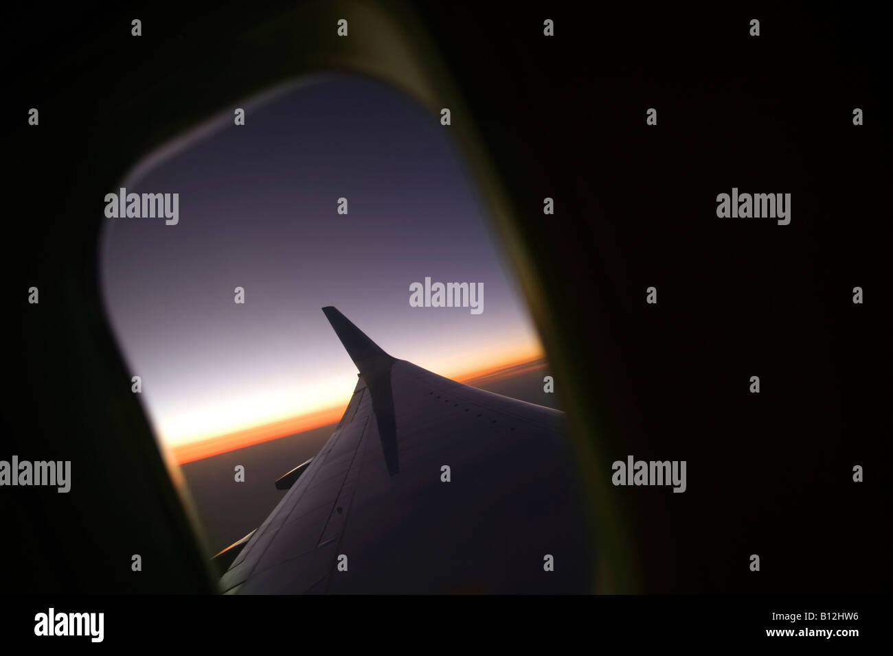 VIEW THROUGH CABIN WINDOW FRAME IN BOEING 737 700 TWILIGHT GLOW Stock ...