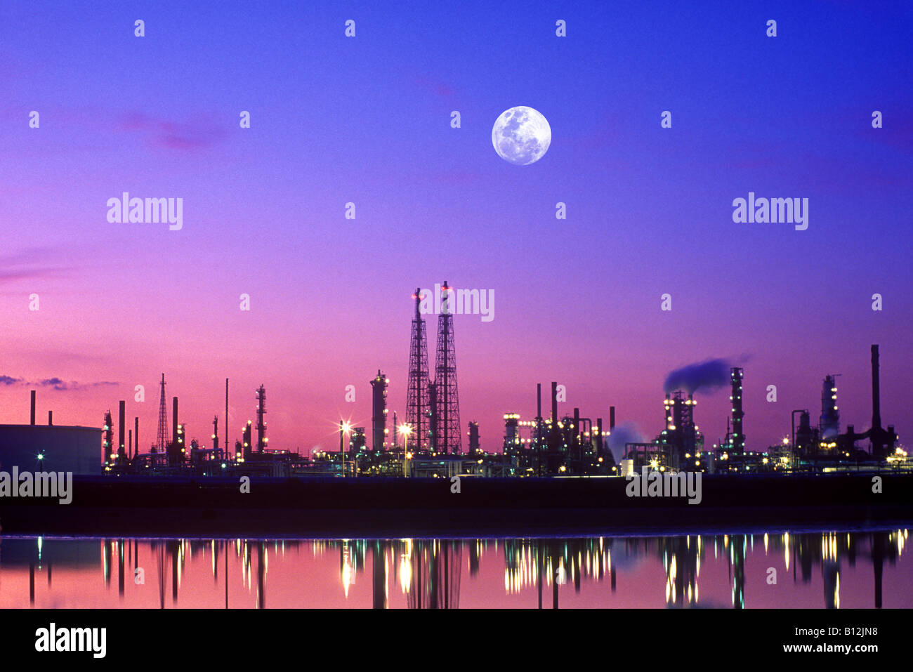 CRACKING TOWERS PETRO CHEMICAL OIL REFINERY Stock Photo - Alamy
