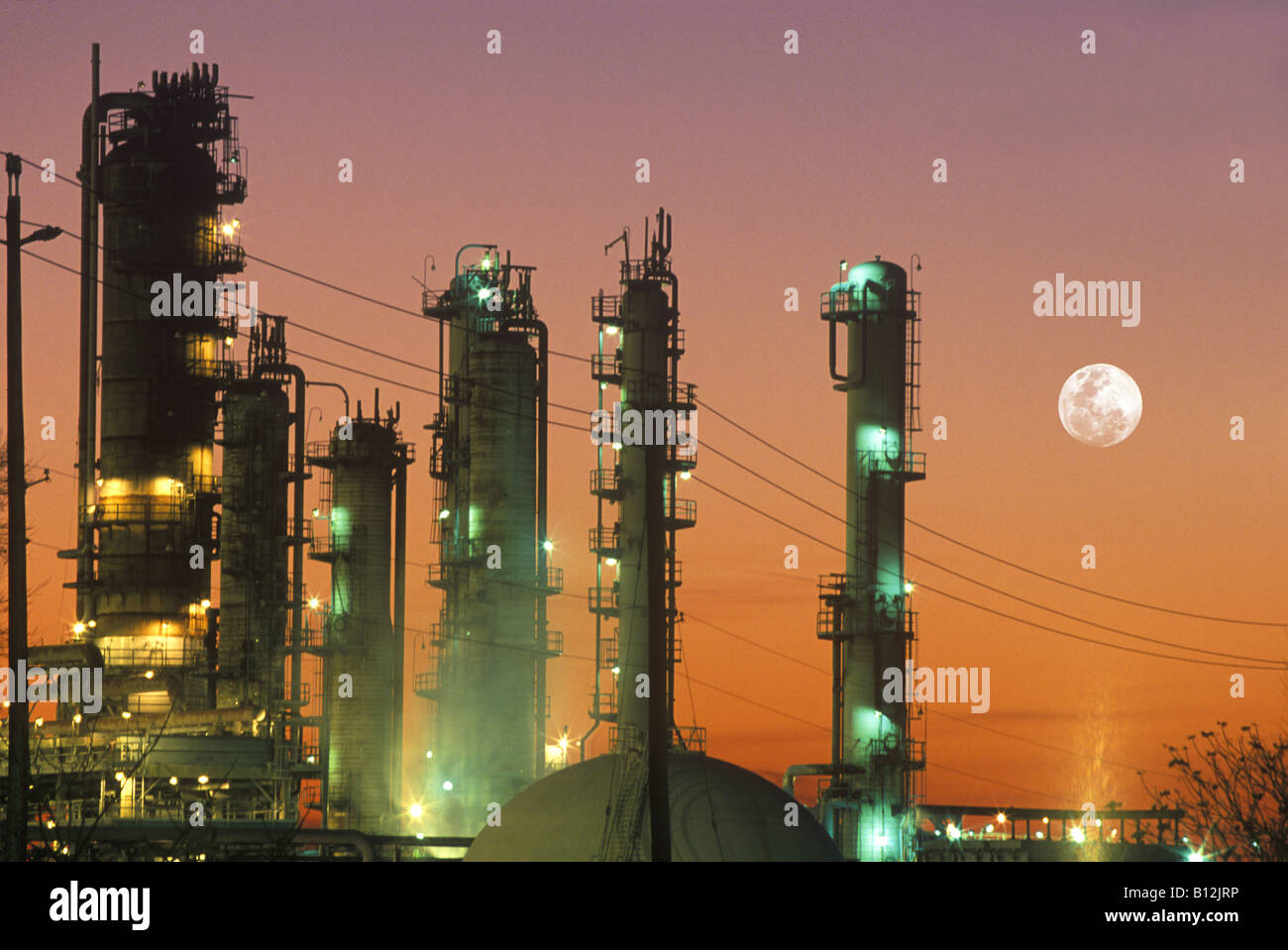 CRACKING TOWERS PETRO CHEMICAL OIL REFINERY Stock Photo - Alamy