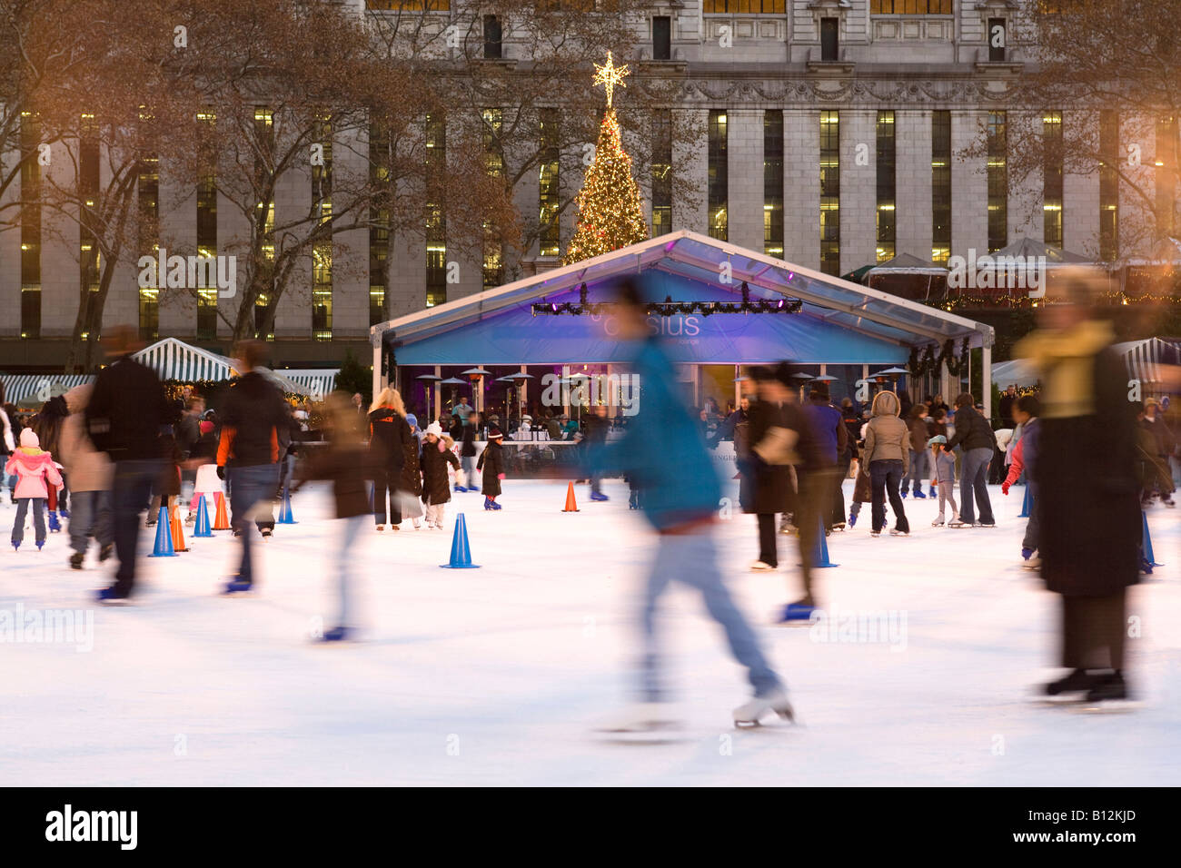 CHRISTMAS ICE RINK BRYANT PARK MANHATTAN NEW YORK CITY USA Stock Photo ...
