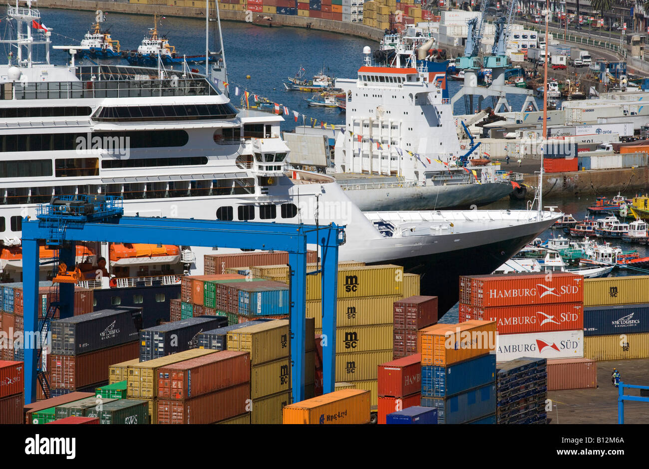 SHIPPING CONTAINERS CONTAINER PORT BARRIO PUERTO VALPARAISO CHILE Stock ...