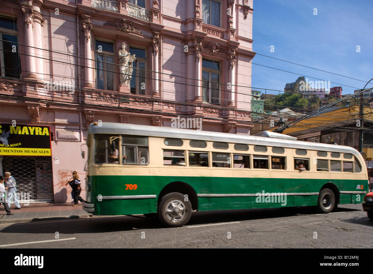 ELECTRIC TROLLEY BUS PLAZA DE LA VICTORIA VALPARAISO CHILE Stock Photo ...