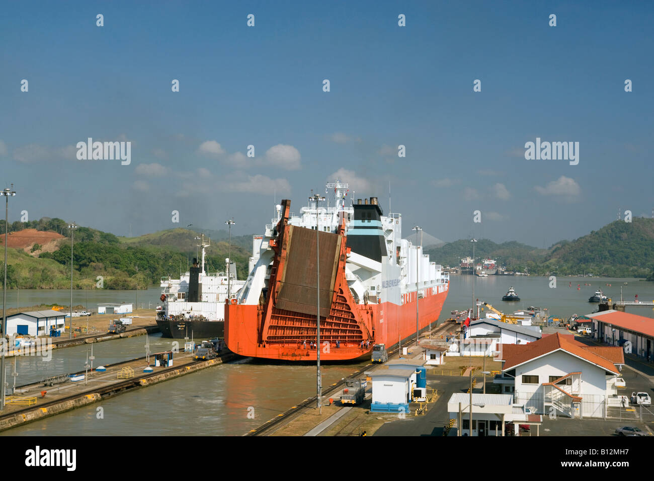 PANAMAX SHIP MIRAFLORES LOCKS PANAMA CANAL PANAMA Stock Photo - Alamy