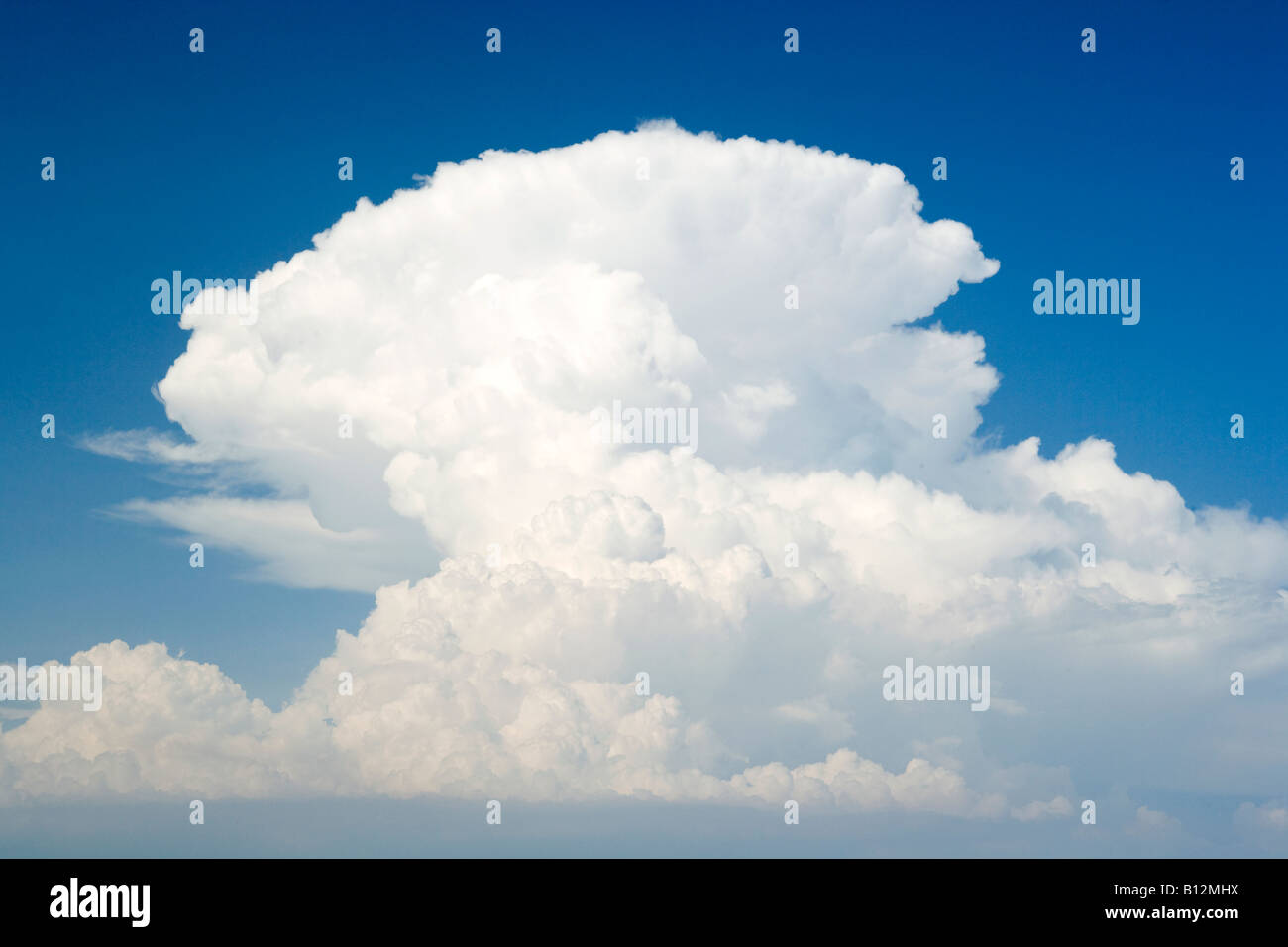 CLOUDSCAPE OF LARGE ANVIL STORM CLOUD ON PLAIN BLUE TROPICAL SKY Stock ...