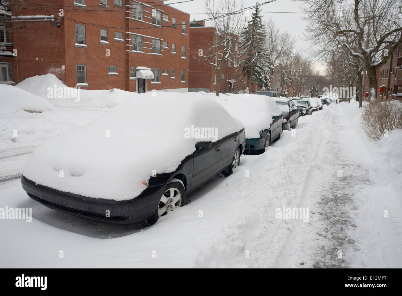Montreal cars buried covered snow hi-res stock photography and images ...