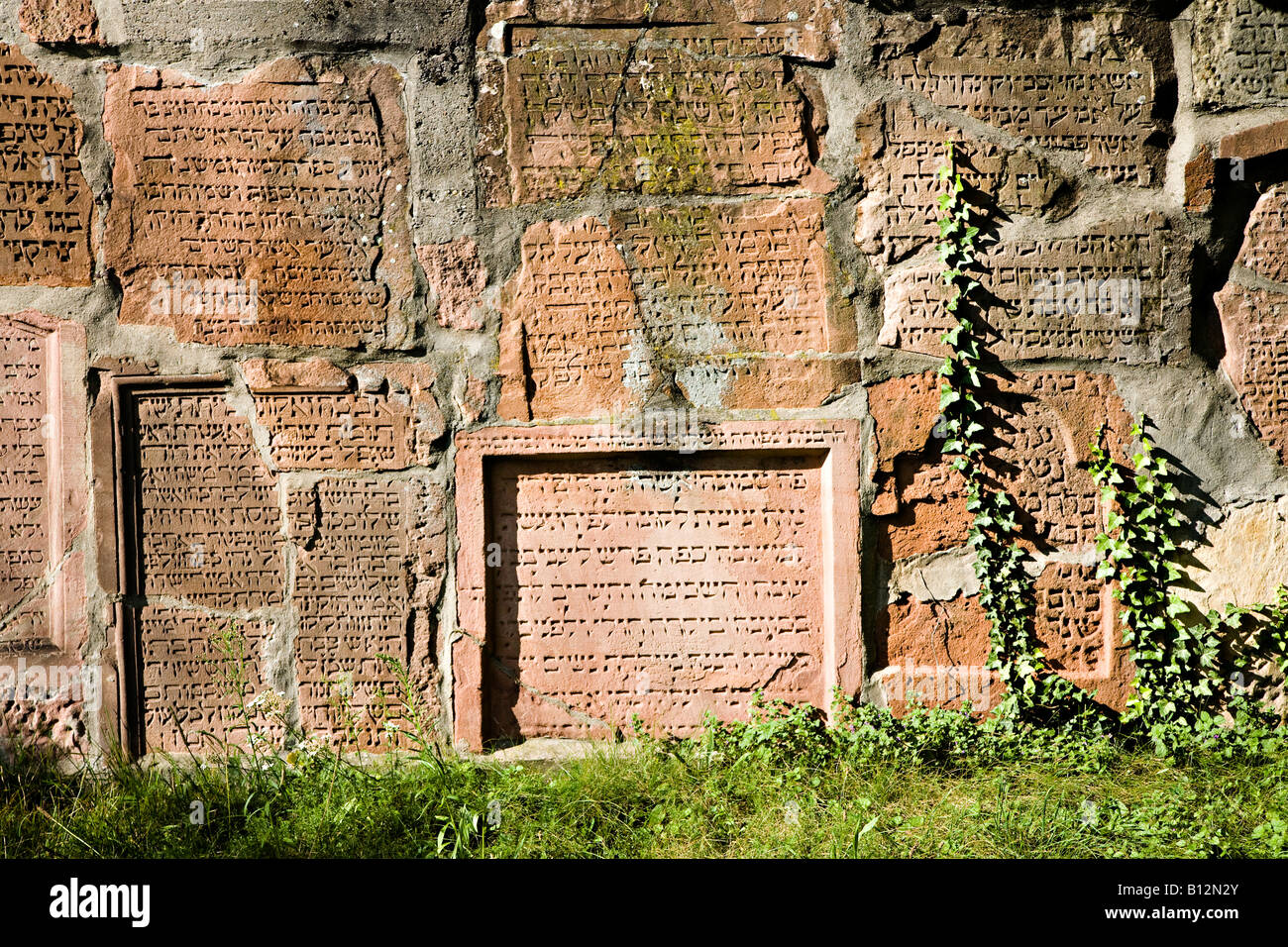 Memorial wall with Hebrew writing in Jewish cemetery the Alter ...
