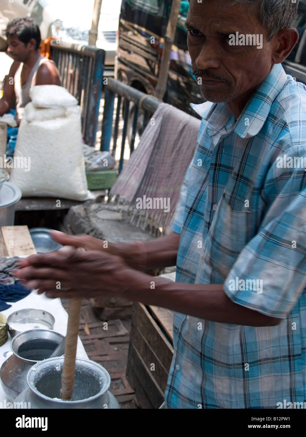 making a lassi on the streets of Calcutta Stock Photo - Alamy