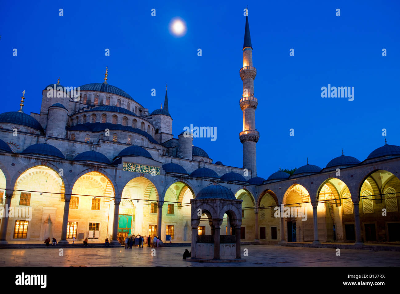 the courtyard of the blue mosque at night in Istanbul Stock Photo - Alamy