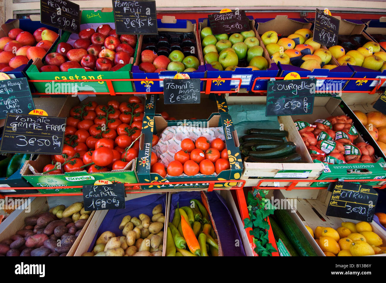 Fruit and vegetables stand hi-res stock photography and images - Alamy