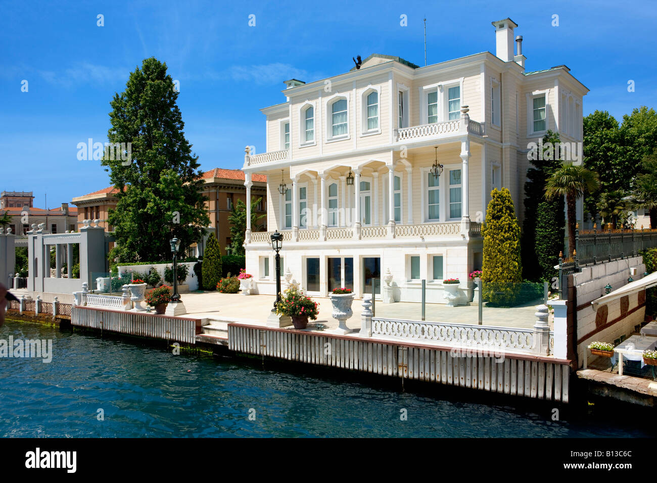 Yali at Yenikoy facing the Bosphorus near Istanbul Stock Photo - Alamy