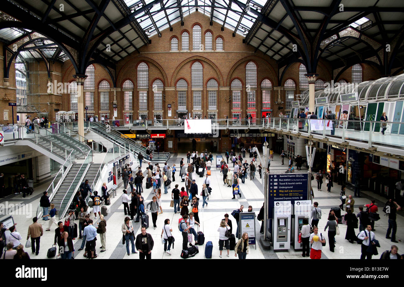 Concourse in Liverpool Street station London Stock Photo - Alamy